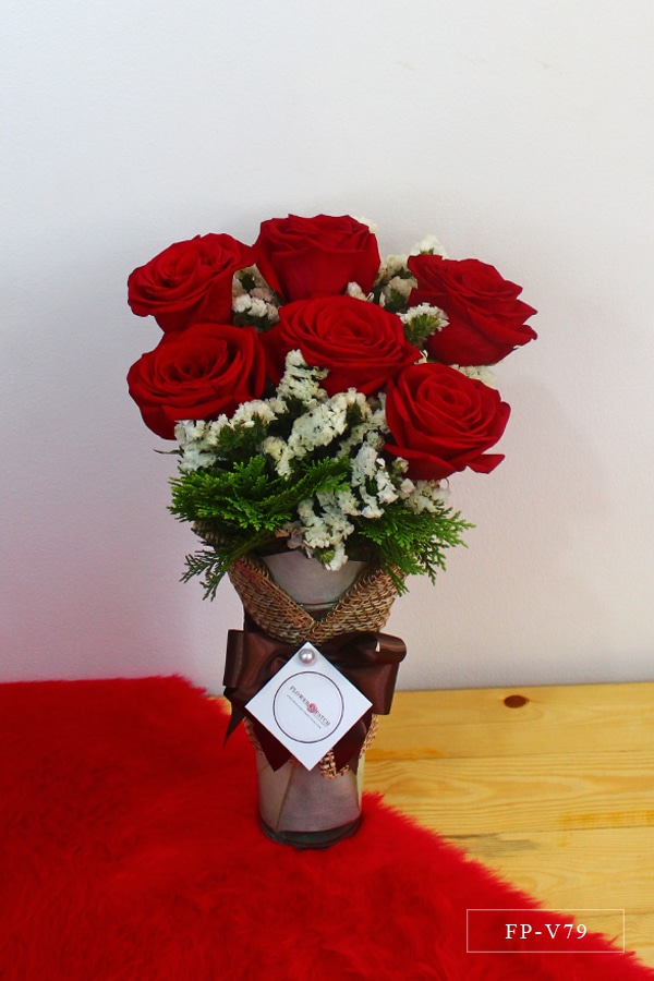 6 Ecuadorian Roses in a Vase | Flower Patch - Online Flower Delivery ...
